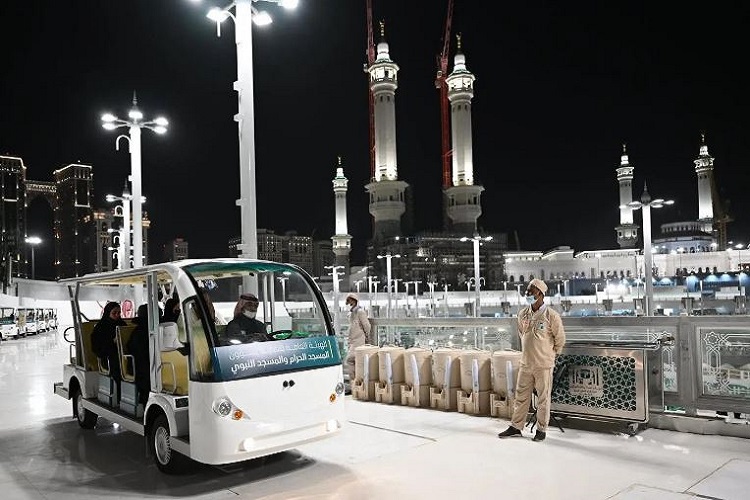 सऊदी अरब: ग्रैंड मस्जिद में विकलांग उमरा यात्रियों को मिले गोल्फ कार्ट